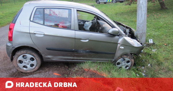 FOTO: Třiaosmdesátiletý řidič nezvládl řízení a narazil s autem do sloupu