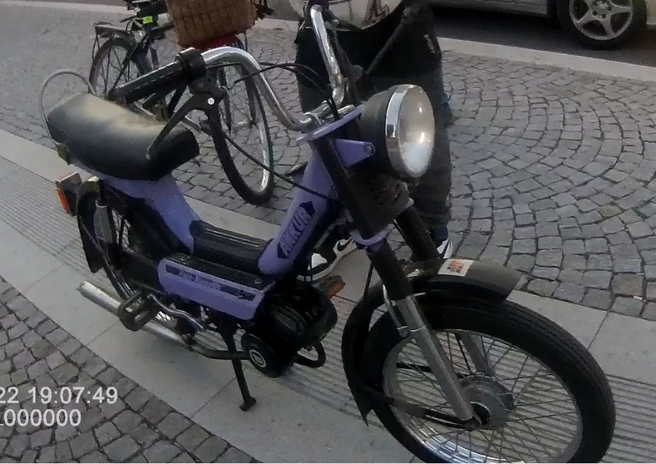 Majitel mopedu ani nestihl nahlásit jeho krádež. Dvojici zlodějů ...
