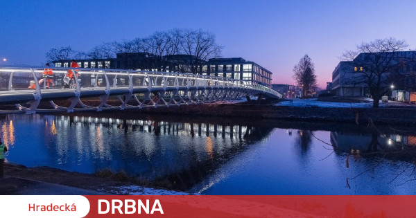 Lávka přes Labe v Hradci Králové se otevře zítra. Jeden její metr vyšel ...