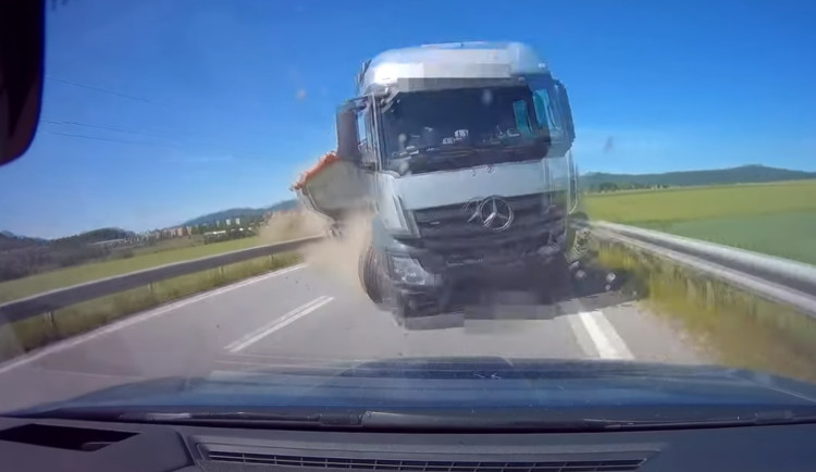 VIDEO: Policie zveřejnila děsivou nehodu. Na vině byla únava řidiče kamionu VIDEO: Policie zveřejnila děsivou nehodu. Na vině byla únava řidiče kamionu
