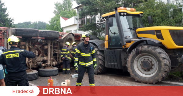 Nehoda auta a traktoru na okraji Náchoda čtyři hodiny blokovala silnici ...