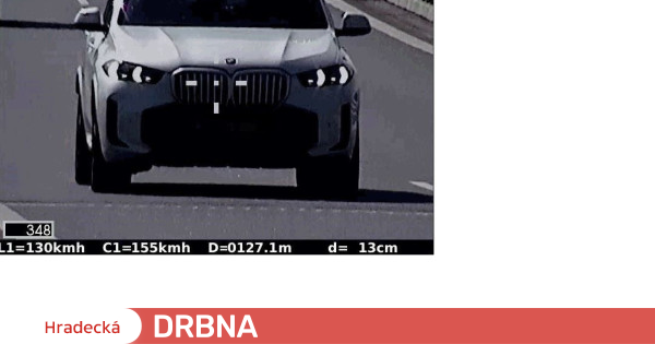 Řidiči se v Porsche, BMW a Mercedesu proháněli po D11 dvoustovkou