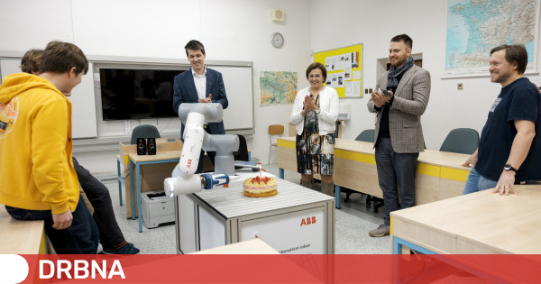Vrchlabský robot Edgar oslavil první narozeniny. Svíčku na dort si dal sám