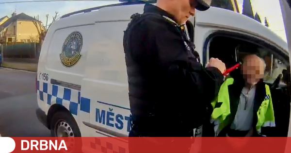 Zmatený senior bloudil v pantoflích a zimě Hradcem Králové. Strážníci ...