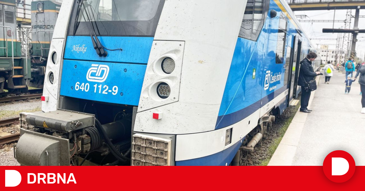 Vlakem mezi Starou Pakou a Martinicemi v Krkonoších se teď pár dní ...