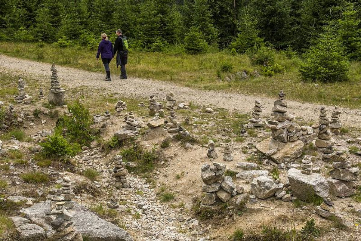 Turisté si v Krkonoších nedají říct, stavěním pyramid dál ohrožují ...