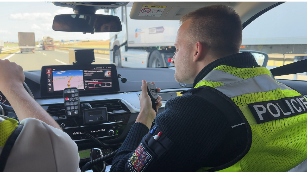 Evergreen na D11: Mobily za volantem, chystá se další policejní zátah