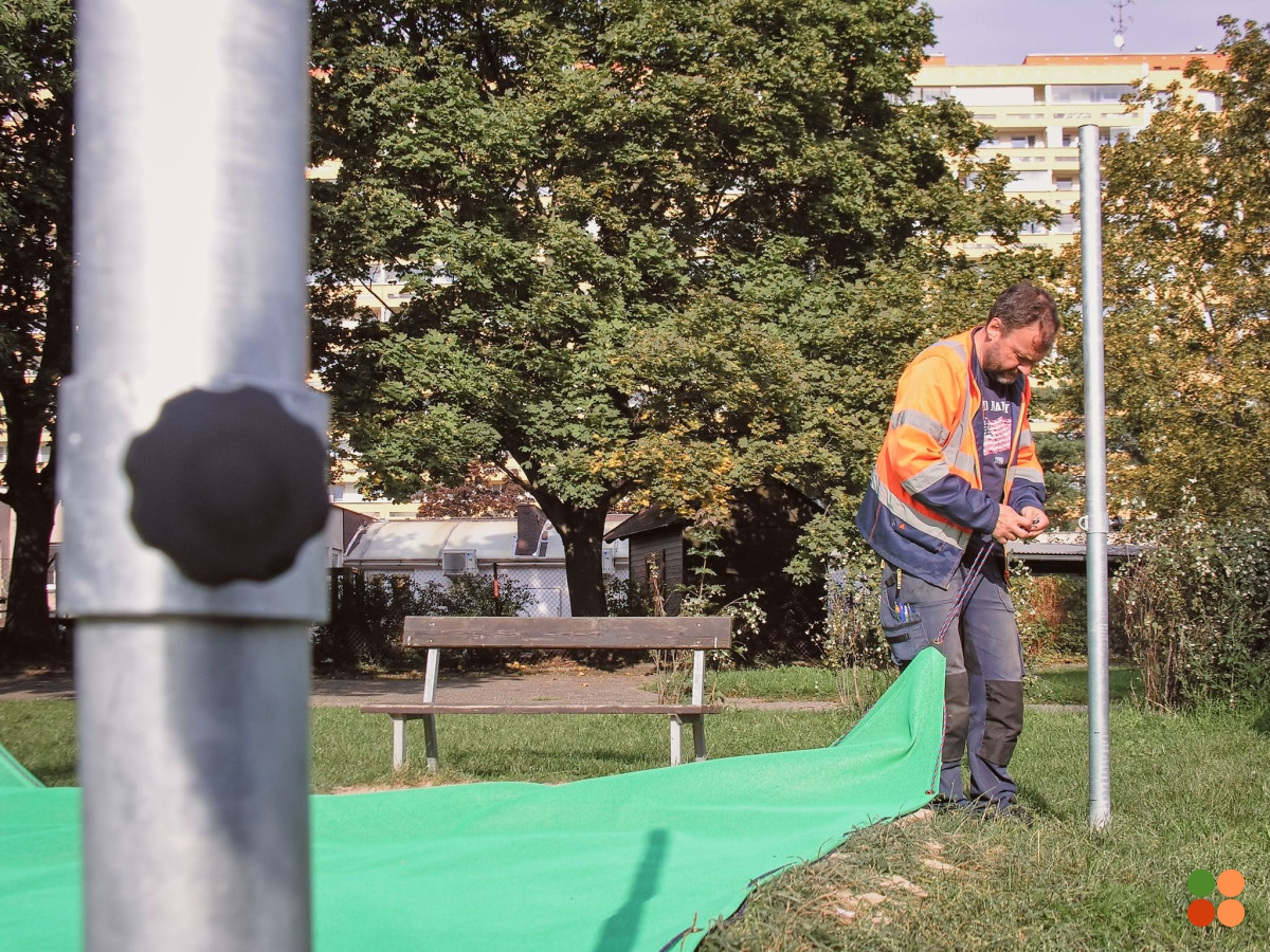 Zastínění pískovišť v Hradci Králové končí sezónu. Plachty a přístřešky mizí