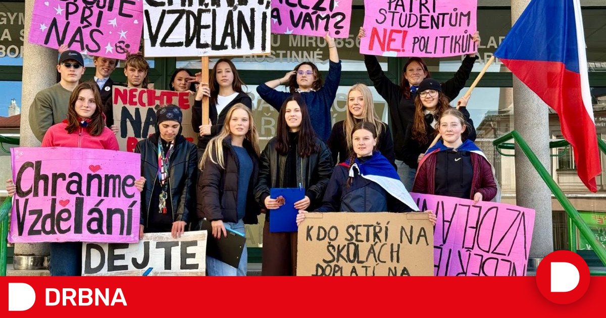 Studenti v Hostinném vyšli do ulic, bojí se zániku osmiletého gymnázia