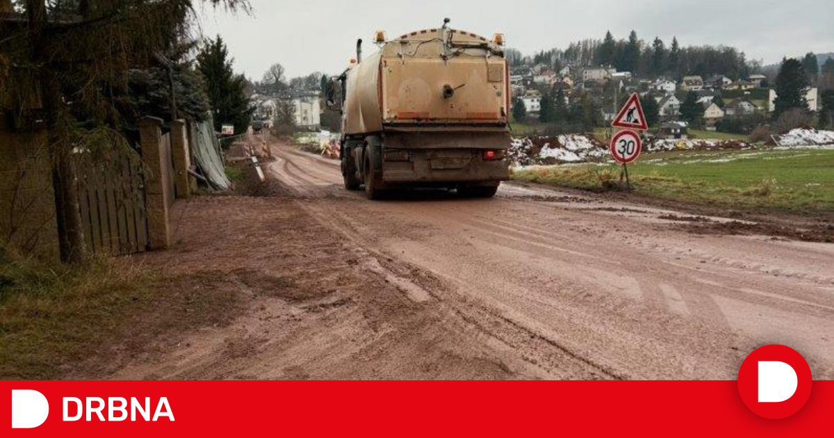 V Náchodě si stěžují na špinavé silnice. Můžou za to kamiony ze stavby ...