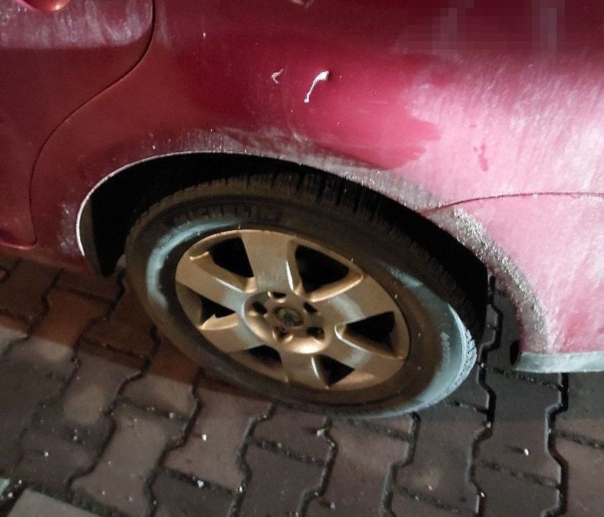 Po řádění vandala v Hořicích zůstaly na autech rýhy, policie hledá svědky