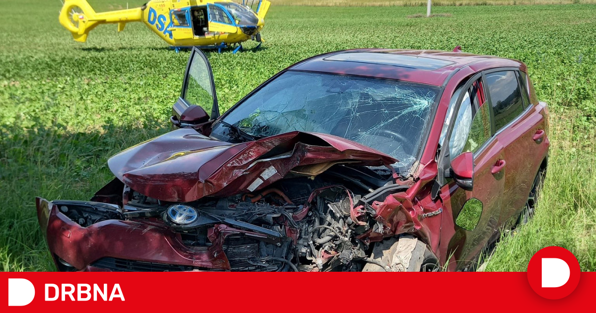 Při dopravní nehodě na Jičínsku utrpělo zranění pět lidí, mezi nimi dvě ...